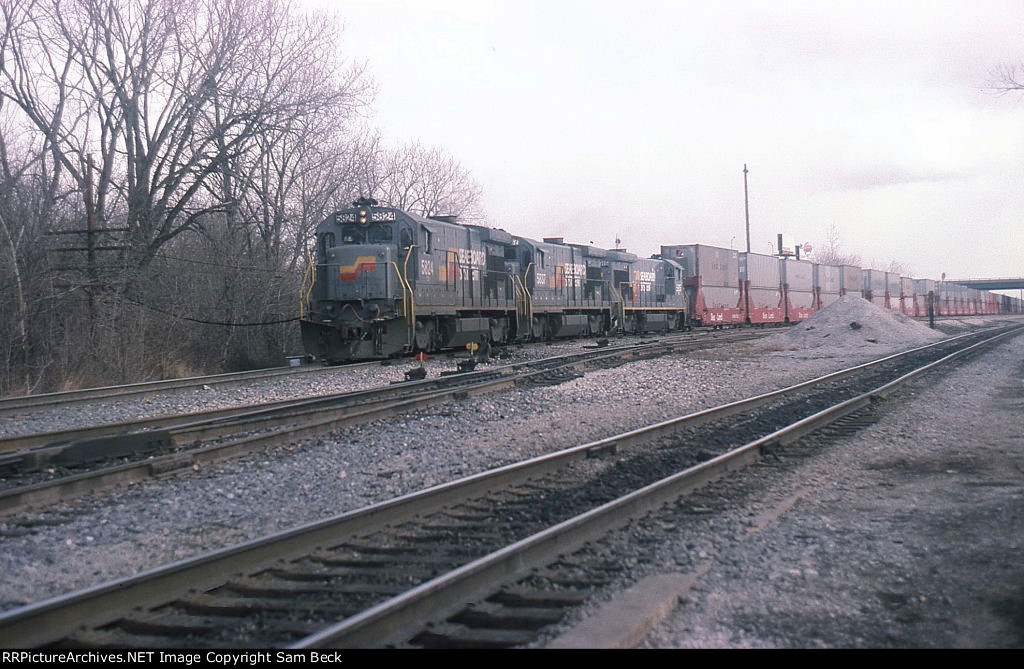 CSX 5824, 5887, and 5915>on #122